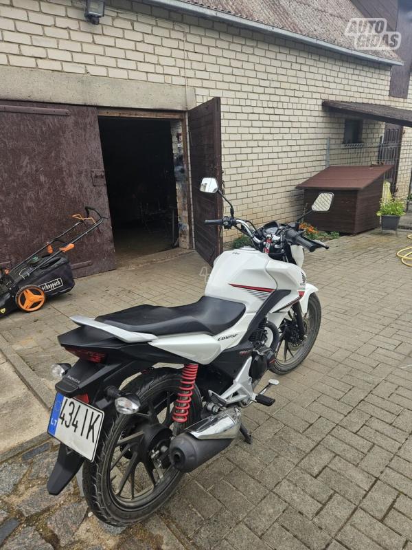 White Honda CB 125F 2015 in Marijampole, with an engine capacity of 0.13 L and mileage of 10 thousand km for 2300 €, photo 6 on AUTOMOTO.COM.LV