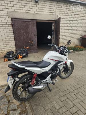 White Honda CB 125F 2015 in Marijampole, with an engine capacity of 0.13 L and mileage of 10 thousand km for 2300 €, photo 8 on AUTOMOTO.COM.LV