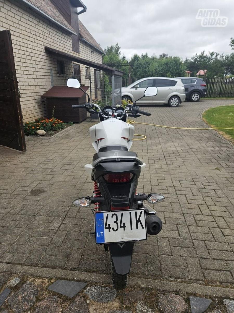 White Honda CB 125F 2015 in Marijampole, with an engine capacity of 0.13 L and mileage of 10 thousand km for 2300 €, photo 10 on AUTOMOTO.COM.LV