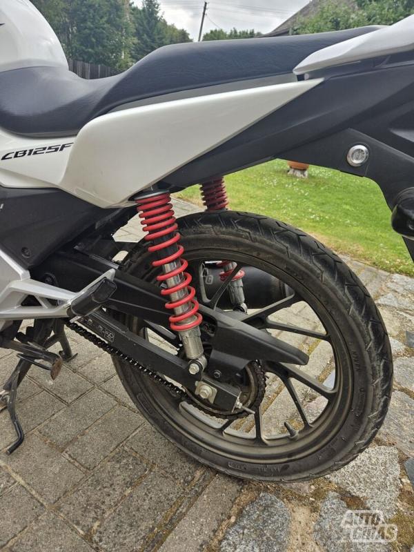 White Honda CB 125F 2015 in Marijampole, with an engine capacity of 0.13 L and mileage of 10 thousand km for 2300 €, photo 10 on AUTOMOTO.COM.LV