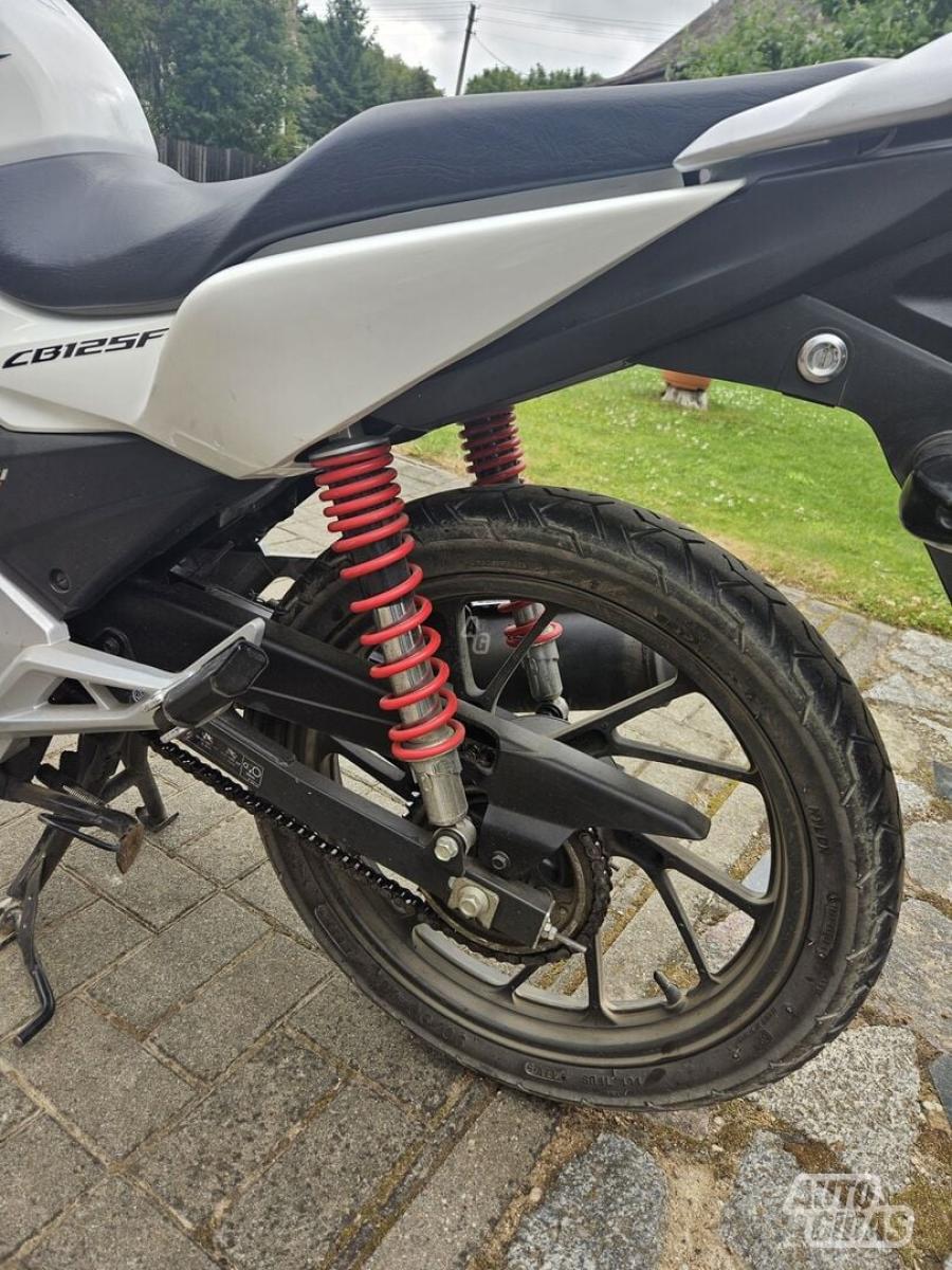 White Honda CB 125F 2015 in Marijampole, with an engine capacity of 0.13 L and mileage of 10 thousand km for 2300 €, photo 11 on AUTOMOTO.COM.LV