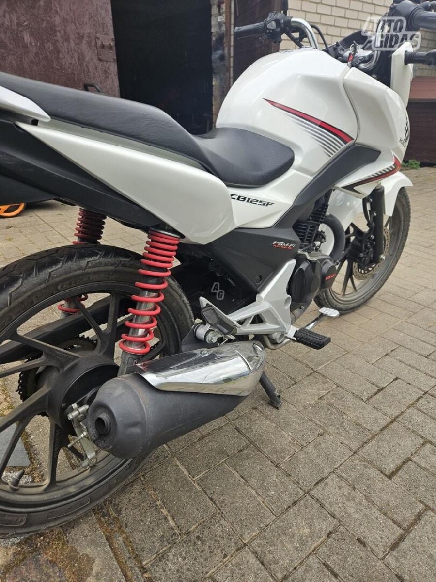 White Honda CB 125F 2015 in Marijampole, with an engine capacity of 0.13 L and mileage of 10 thousand km for 2300 €, photo 13 on AUTOMOTO.COM.LV