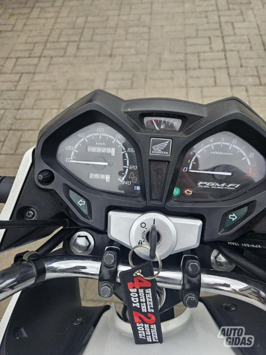White Honda CB 125F 2015 in Marijampole, with an engine capacity of 0.13 L and mileage of 10 thousand km for 2300 €, photo 14 on AUTOMOTO.COM.LV