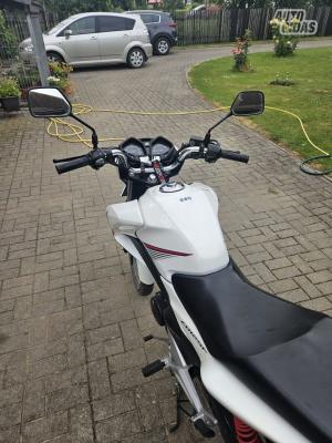 White Honda CB 125F 2015 in Marijampole, with an engine capacity of 0.13 L and mileage of 10 thousand km for 2300 €, photo 15 on AUTOMOTO.COM.LV