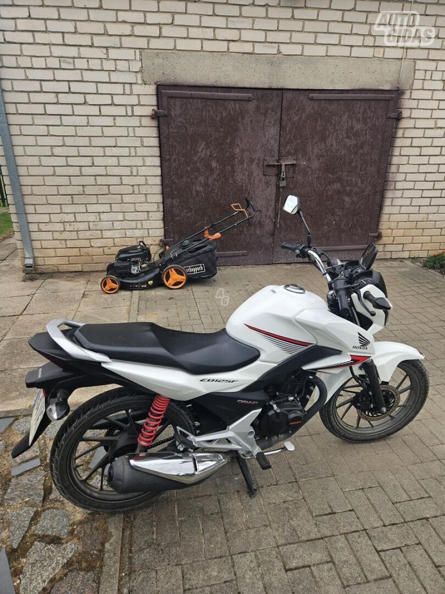 White Honda CB 125F 2015 in Marijampole, with an engine capacity of 0.13 L and mileage of 10 thousand km for 2300 €, photo 16 on AUTOMOTO.COM.LV