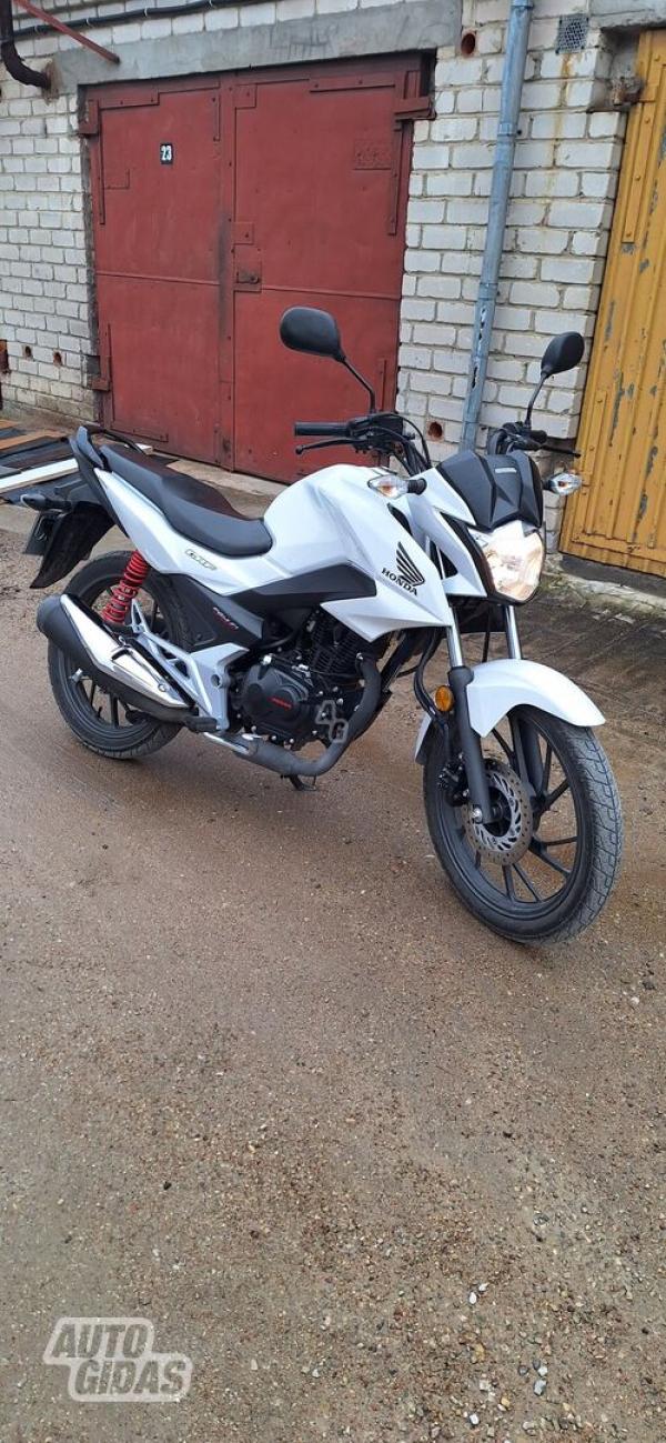 White Honda CB 125F 2018 in Mazeikiai, with an engine capacity of 0.13 L and mileage of 7 thousand km for 2300 €, photo 2 on AUTOMOTO.COM.LV