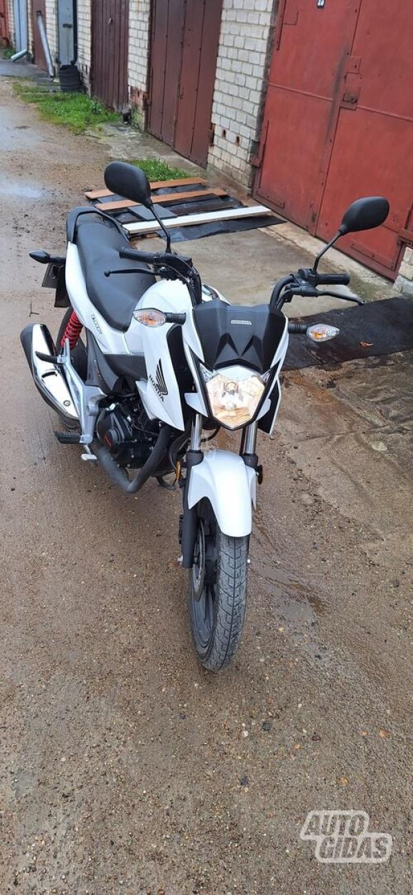 White Honda CB 125F 2018 in Mazeikiai, with an engine capacity of 0.13 L and mileage of 7 thousand km for 2300 €, photo 3 on AUTOMOTO.COM.LV