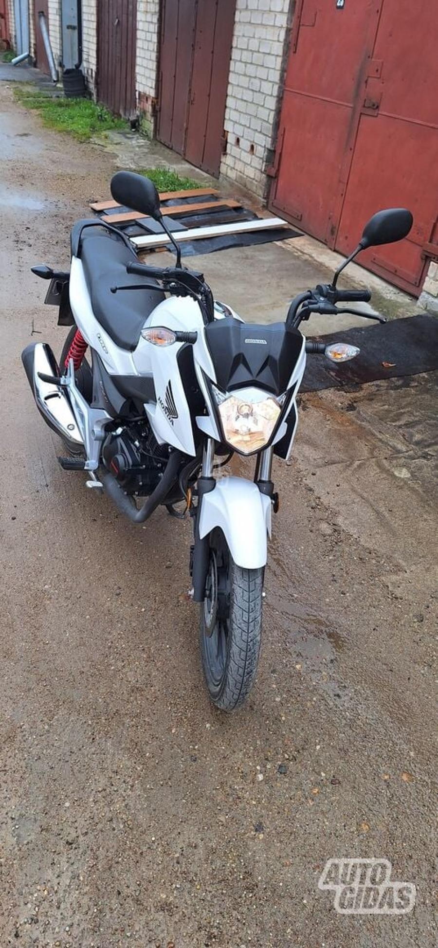 Balts Honda CB 125F 2018 Mažeikiai, ar dzinēja tilpumu 0.13 L un nobraukumu 7 tūkst. km par 2300 €, foto 4 vietnē AUTOMOTO.COM.LV