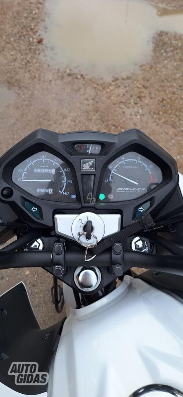 White Honda CB 125F 2018 in Mazeikiai, with an engine capacity of 0.13 L and mileage of 7 thousand km for 2300 €, photo 4 on AUTOMOTO.COM.LV
