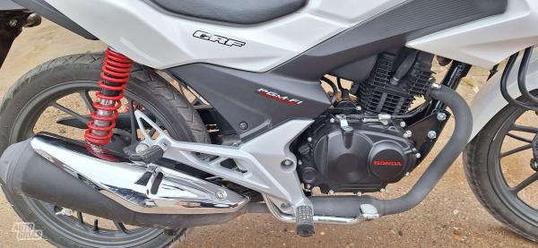 White Honda CB 125F 2018 in Mazeikiai, with an engine capacity of 0.13 L and mileage of 7 thousand km for 2300 €, photo 6 on AUTOMOTO.COM.LV