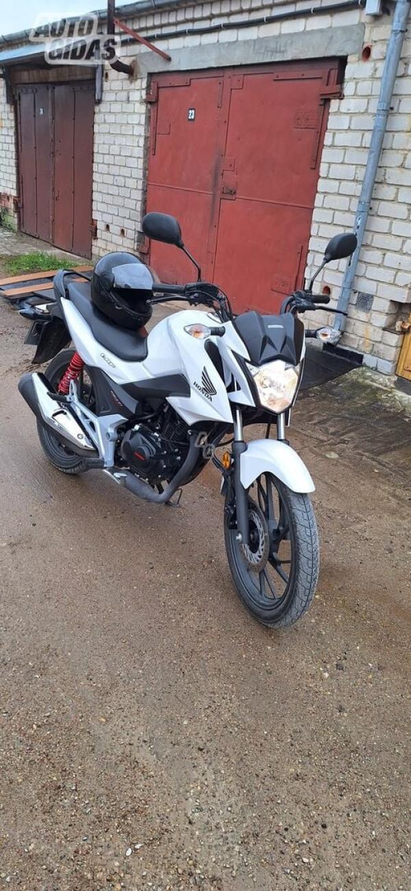 White Honda CB 125F 2018 in Mazeikiai, with an engine capacity of 0.13 L and mileage of 7 thousand km for 2300 €, photo 7 on AUTOMOTO.COM.LV
