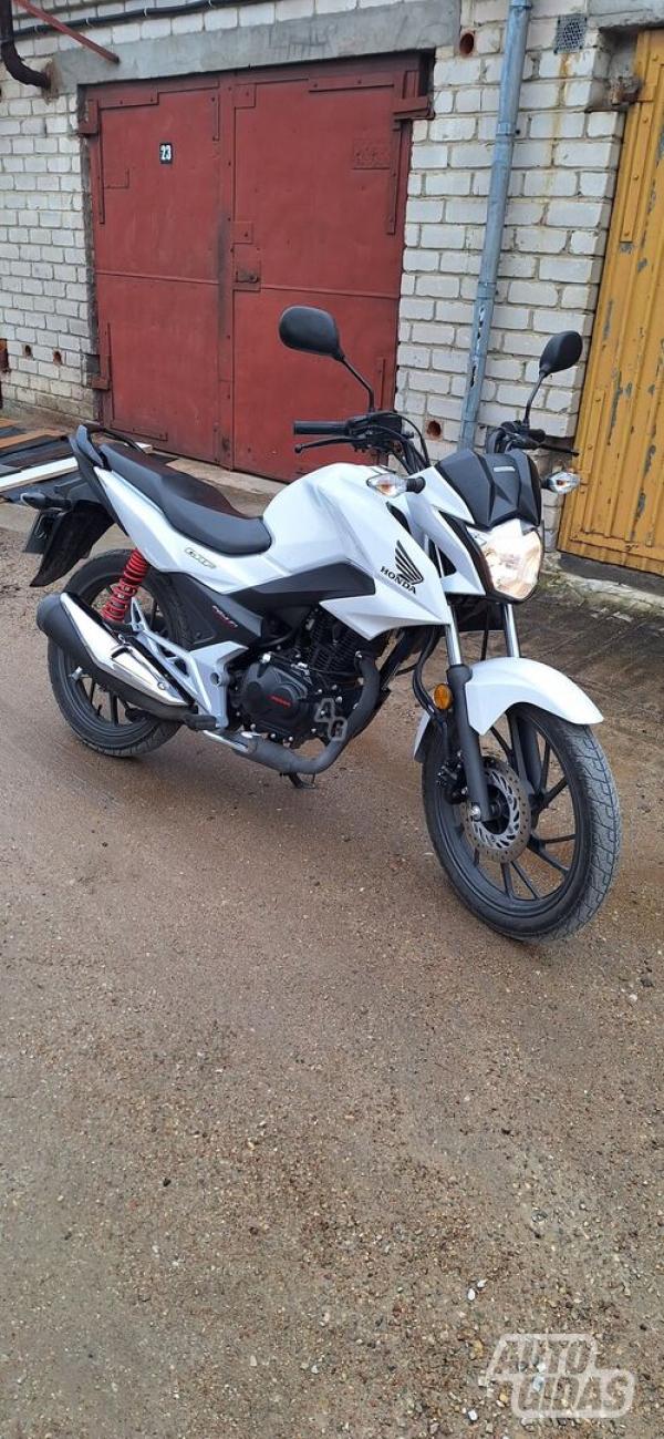 Balts Honda CB 125F 2018 Mažeikiai, ar dzinēja tilpumu 0.13 L un nobraukumu 9 tūkst. km par 2250 €, foto 3 vietnē AUTOMOTO.COM.LV