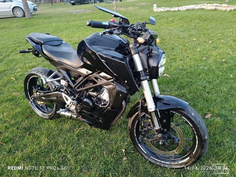 Black Honda CB 125R 2017 in Vilnius, with an engine capacity of 0.13 L and mileage of 38 thousand km for 2450 €, photo 3 on AUTOMOTO.COM.LV
