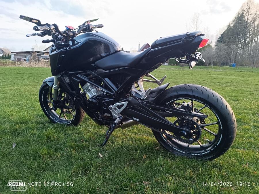 Black Honda CB 125R 2017 in Vilnius, with an engine capacity of 0.13 L and mileage of 38 thousand km for 2450 €, photo 5 on AUTOMOTO.COM.LV