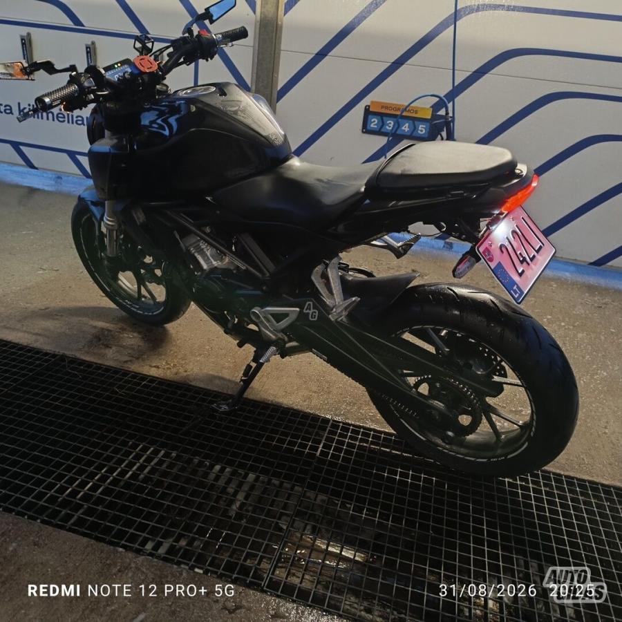 Black Honda CB 125R 2017 in Vilnius, with an engine capacity of 0.13 L and mileage of 38 thousand km for 2450 €, photo 10 on AUTOMOTO.COM.LV