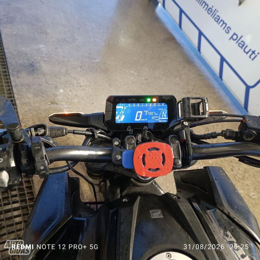 Black Honda CB 125R 2017 in Vilnius, with an engine capacity of 0.13 L and mileage of 38 thousand km for 2450 €, photo 13 on AUTOMOTO.COM.LV