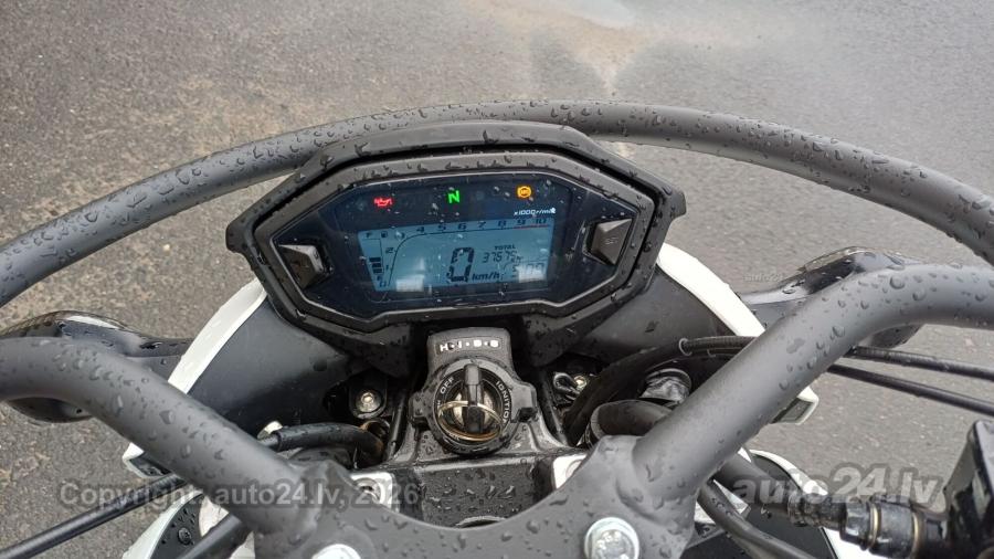 White Honda CB 500 2015 in Tallinn, with an engine capacity of 0.47 L and mileage of 38 thousand km for 3400 €, photo 4 on AUTOMOTO.COM.LV