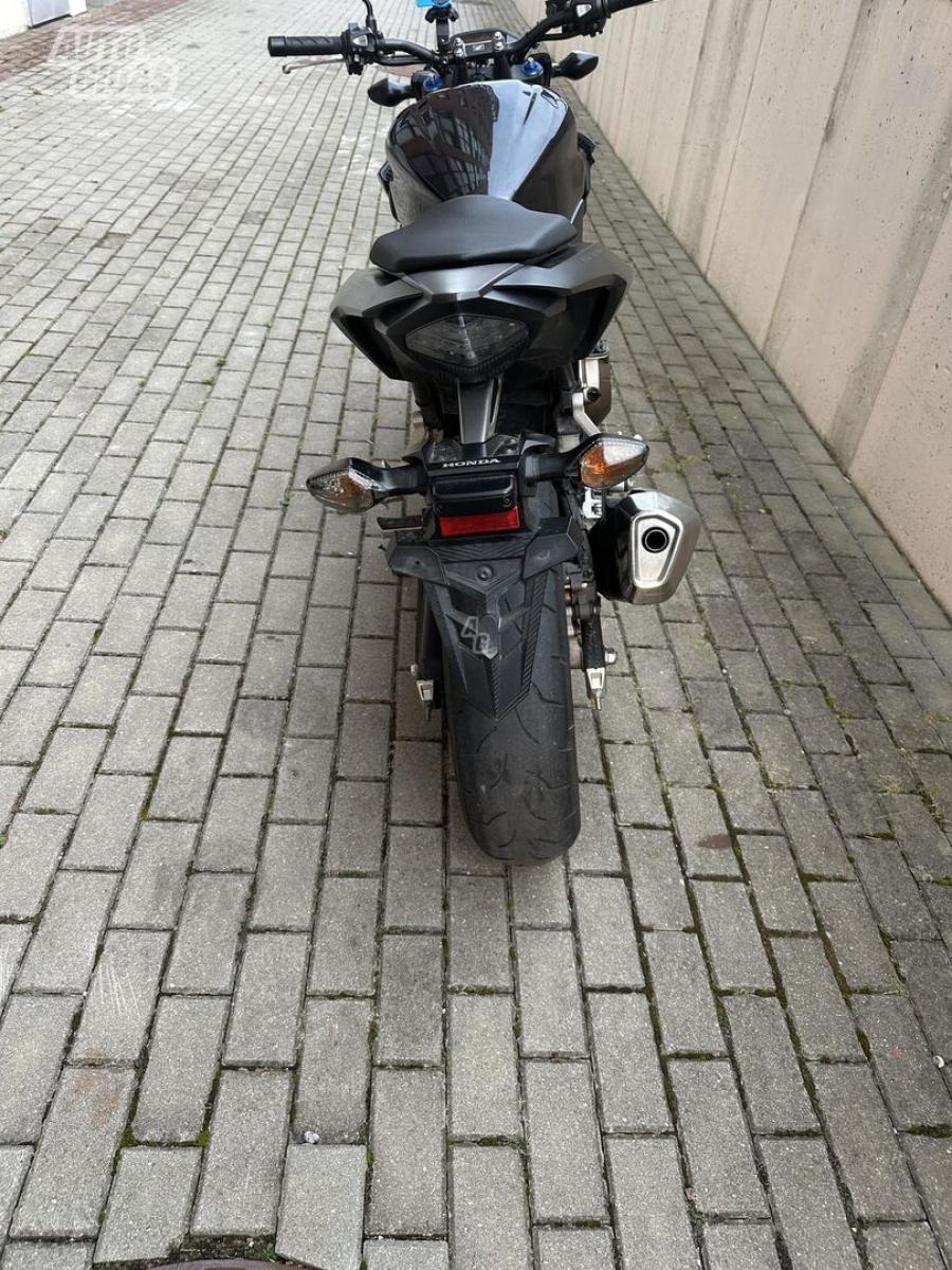 Black Honda CB 500F 2017 in Klaipeda, with an engine capacity of 0.50 L and mileage of 8 thousand km for 3850 €, photo 5 on AUTOMOTO.COM.LV