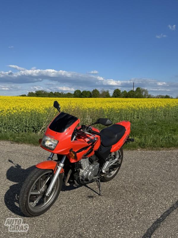 Red Honda CB 500F 2000 in Sirvintos, with an engine capacity of 0.50 L and mileage of 24 thousand km for 1700 €, photo 4 on AUTOMOTO.COM.LV