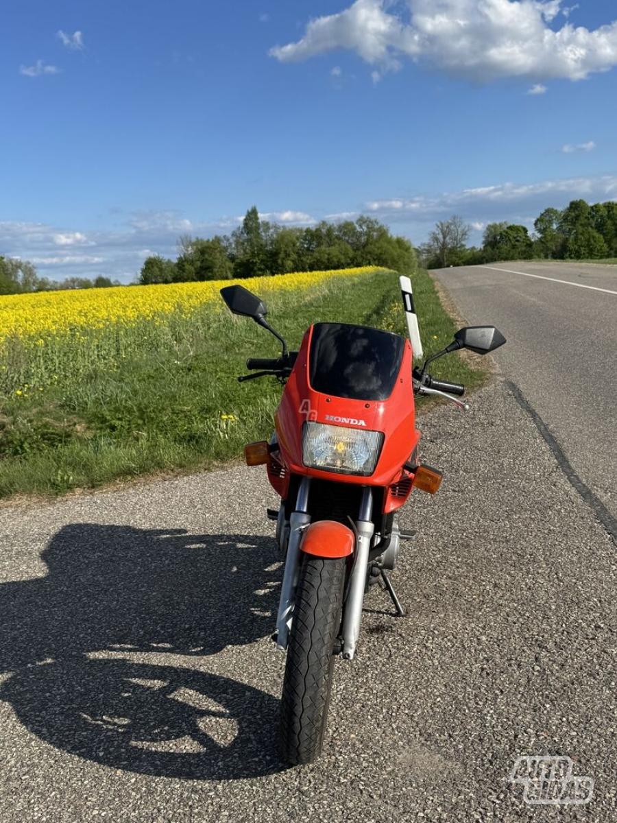 Red Honda CB 500F 2000 in Sirvintos, with an engine capacity of 0.50 L and mileage of 24 thousand km for 1700 €, photo 6 on AUTOMOTO.COM.LV