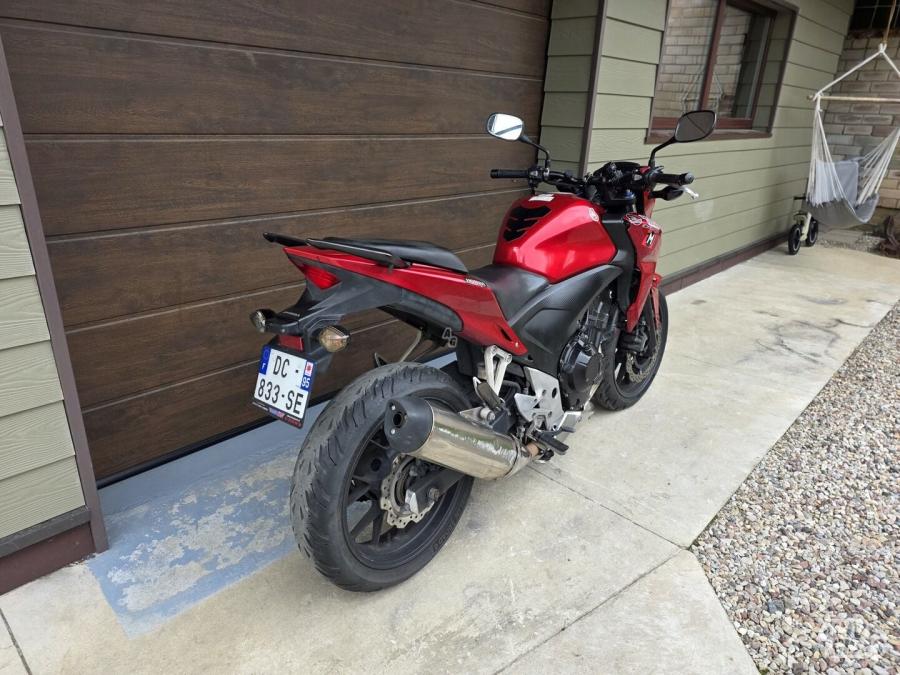 Red Honda CB 500F 2014 in Pasvalys, with an engine capacity of 0.50 L and mileage of 60 thousand km for 1749 €, photo 7 on AUTOMOTO.COM.LV