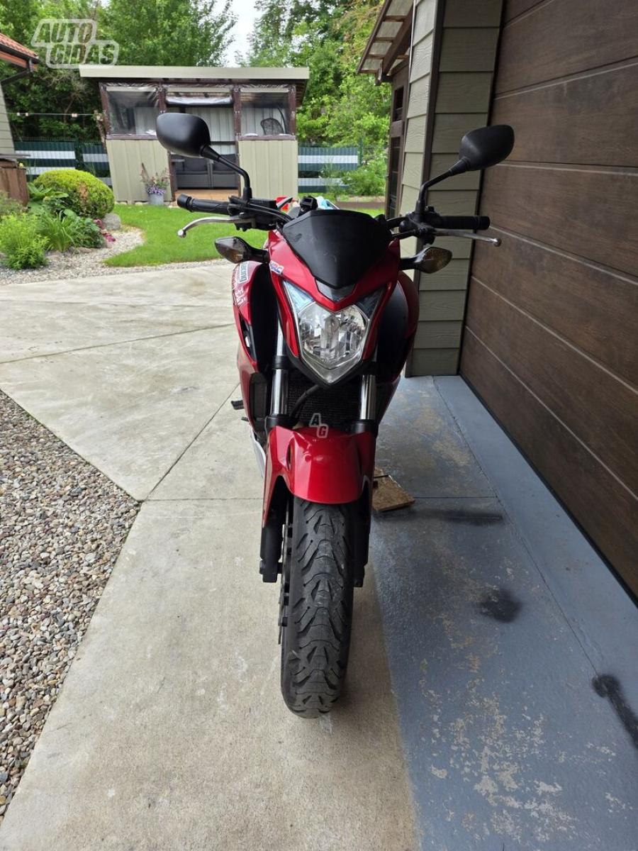 Red Honda CB 500F 2014 in Pasvalys, with an engine capacity of 0.50 L and mileage of 60 thousand km for 1749 €, photo 9 on AUTOMOTO.COM.LV