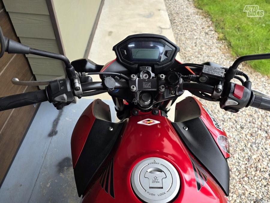 Red Honda CB 500F 2014 in Pasvalys, with an engine capacity of 0.50 L and mileage of 60 thousand km for 1749 €, photo 15 on AUTOMOTO.COM.LV