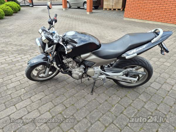 Black Honda CB 600F 2003 in Tartu, with an engine capacity of 0.60 L and mileage of 19 thousand km for 1800 €, photo 7 on AUTOMOTO.COM.LV