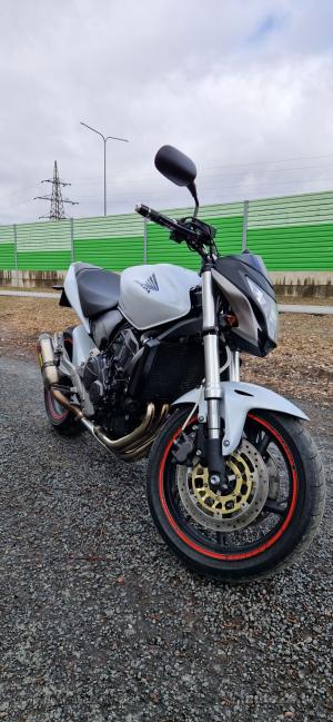 Balts Honda CB 600F 2011 Pērnava, ar dzinēja tilpumu 0.60 L un nobraukumu 27 tūkst. km par 4300 €, foto  vietnē AUTOMOTO.COM.LV