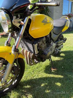 Dzeltens Honda CB 600F 2002 Tallina, ar dzinēja tilpumu 0.60 L un nobraukumu 43 tūkst. km par 2000 €, foto 9 vietnē AUTOMOTO.COM.LV