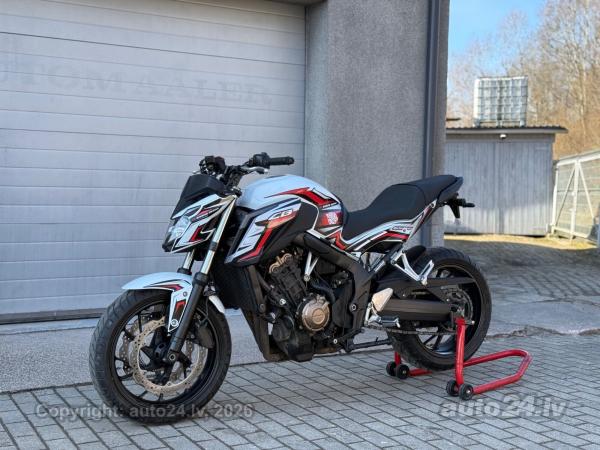Black Honda Cb 650 2017 in Parnu, with an engine capacity of 0.65 L and mileage of 17 thousand km for 5190 €, photo 2 on AUTOMOTO.COM.LV