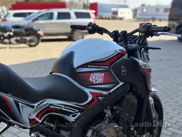 Black Honda Cb 650 2017 in Parnu, with an engine capacity of 0.65 L and mileage of 17 thousand km for 5190 €, photo 8 on AUTOMOTO.COM.LV