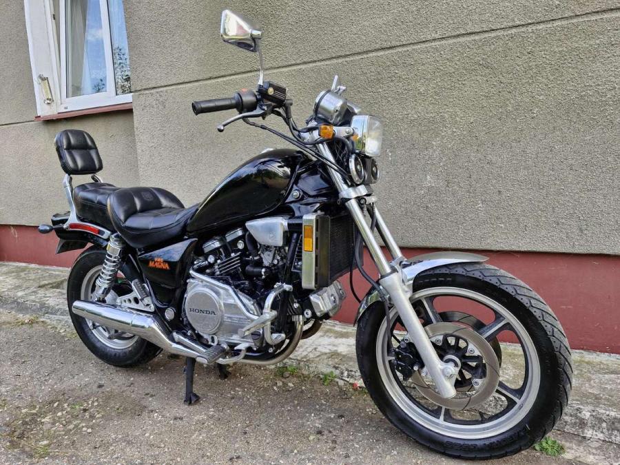 Black Honda CB 1986 in Kaunas, with an engine capacity of 0.75 L and mileage of 38 thousand km for 1550 €, photo 9 on AUTOMOTO.COM.LV