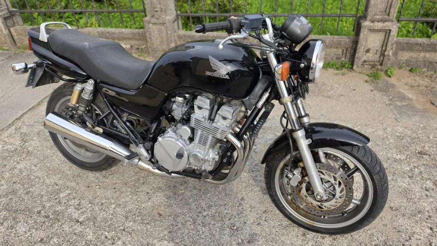 Black Honda CB 1994 in Klaipeda, with an engine capacity of 0.75 L and mileage of 69 thousand km for 1650 €, photo 1 on AUTOMOTO.COM.LV
