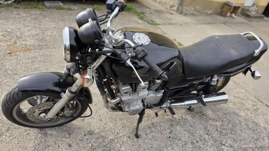 Black Honda CB 1994 in Klaipeda, with an engine capacity of 0.75 L and mileage of 69 thousand km for 1650 €, photo 3 on AUTOMOTO.COM.LV