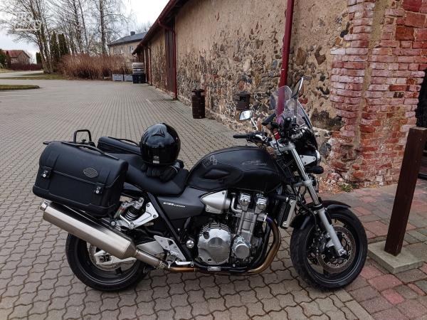 Melns Honda CB 2003 Akmenė, ar dzinēja tilpumu 1.30 L un nobraukumu 57 tūkst. km par 3850 €, foto 1 vietnē AUTOMOTO.COM.LV