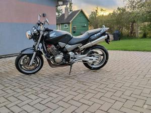 Melns Honda CB 2004 Vievis, ar dzinēja tilpumu 0.92 L un nobraukumu 41 tūkst. km par 2400 €, foto  vietnē AUTOMOTO.COM.LV