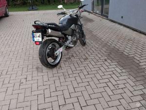 Melns Honda CB 2004 Vievis, ar dzinēja tilpumu 0.92 L un nobraukumu 41 tūkst. km par 2400 €, foto 5 vietnē AUTOMOTO.COM.LV
