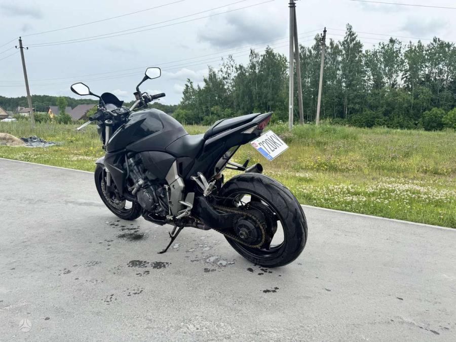 Melns Honda CB 2008 Naujoji Akmenė, ar dzinēja tilpumu 1.00 L un nobraukumu 29 tūkst. km par 3200 €, foto 4 vietnē AUTOMOTO.COM.LV