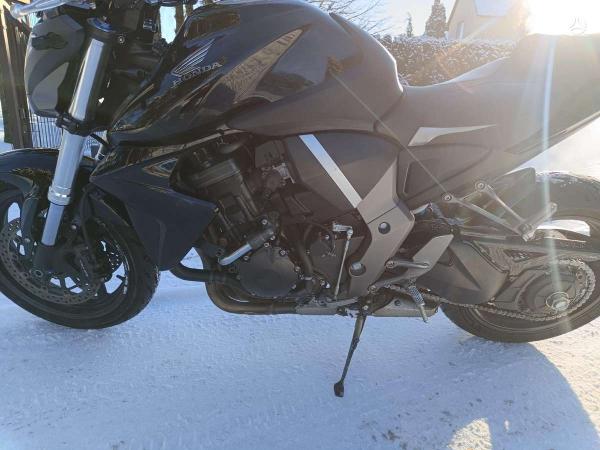 Melns Honda CB 2009 Alīta, ar dzinēja tilpumu 1.00 L un nobraukumu 28 tūkst. km par 4500 €, foto 11 vietnē AUTOMOTO.COM.LV