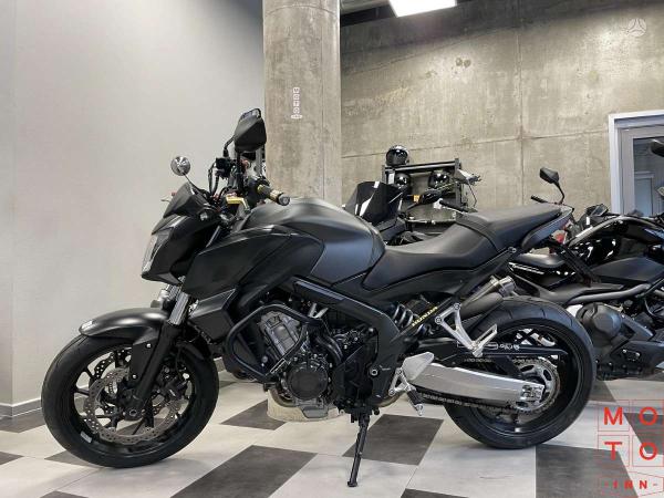 Black Honda CB 2015 in Riga, with an engine capacity of 0.65 L and mileage of 14 thousand km for 4199 €, photo 2 on AUTOMOTO.COM.LV
