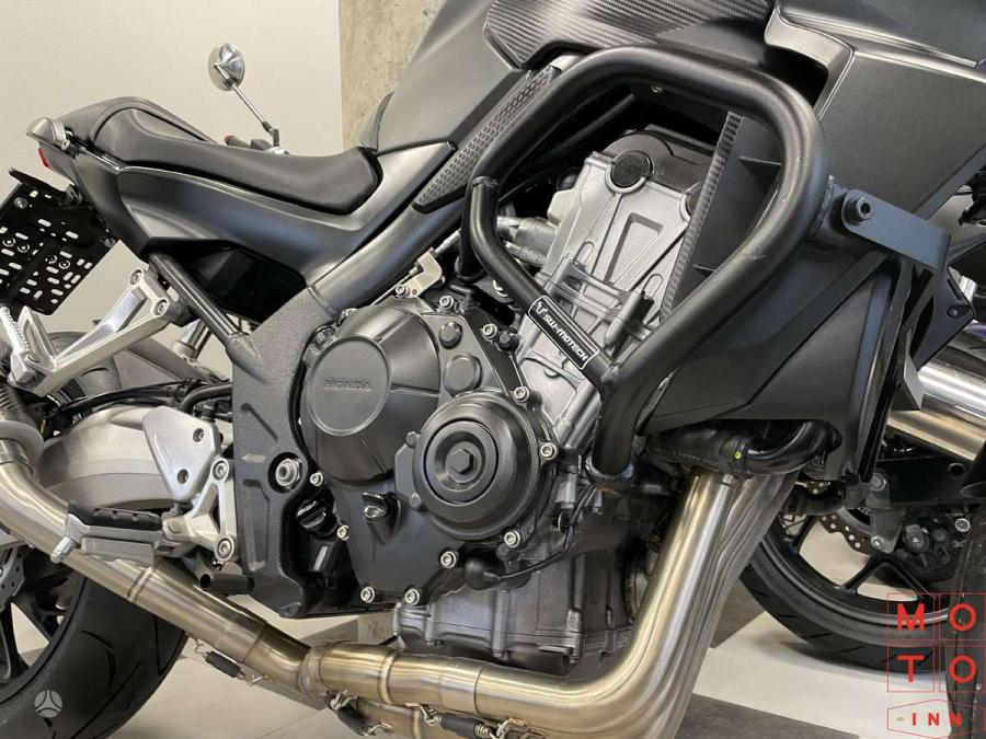 Black Honda CB 2015 in Riga, with an engine capacity of 0.65 L and mileage of 14 thousand km for 4199 €, photo 9 on AUTOMOTO.COM.LV