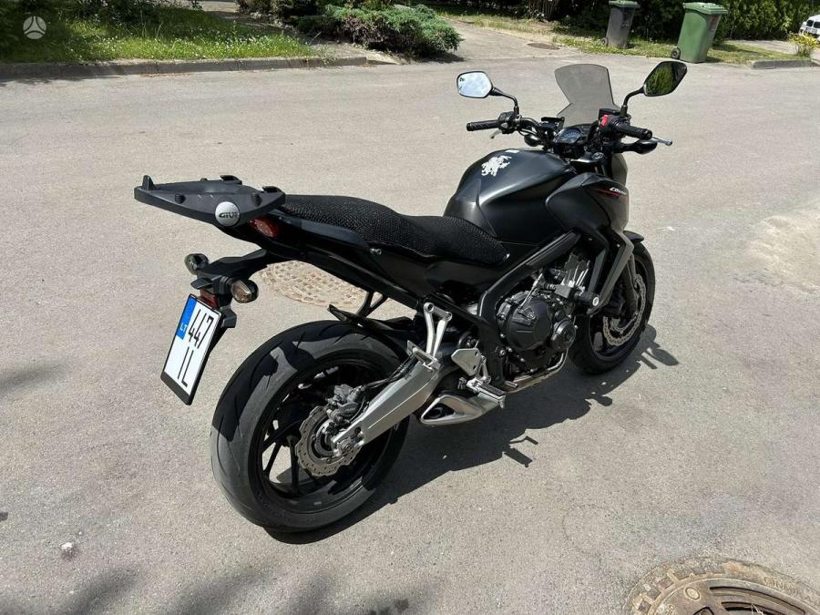 Black Honda CB 2015 in Vilnius, with an engine capacity of 0.65 L and mileage of 73 thousand km for 3600 €, photo 4 on AUTOMOTO.COM.LV