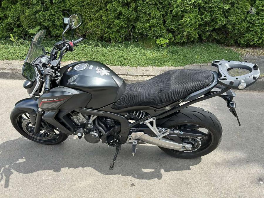 Black Honda CB 2015 in Vilnius, with an engine capacity of 0.65 L and mileage of 73 thousand km for 3600 €, photo 5 on AUTOMOTO.COM.LV