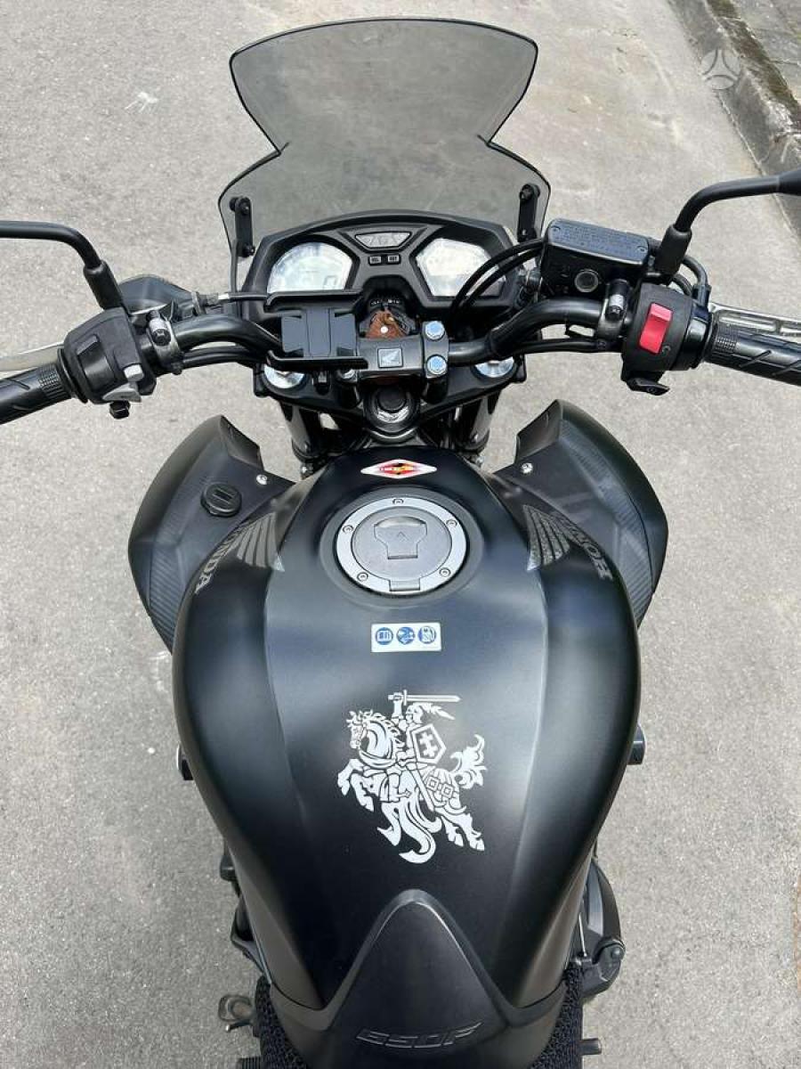 Black Honda CB 2015 in Vilnius, with an engine capacity of 0.65 L and mileage of 73 thousand km for 3600 €, photo 6 on AUTOMOTO.COM.LV