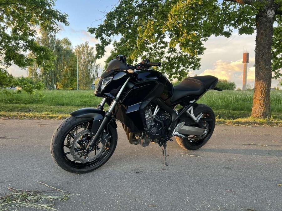 Black Honda CB 2015 in Vilnius, with an engine capacity of 0.00 L and mileage of 19 thousand km for 4000 €, photo 7 on AUTOMOTO.COM.LV