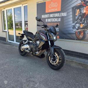 Melns Honda CB 2015 Panevēža, ar dzinēja tilpumu 0.65 L un nobraukumu 37 tūkst. km par 3200 €, foto  vietnē AUTOMOTO.COM.LV