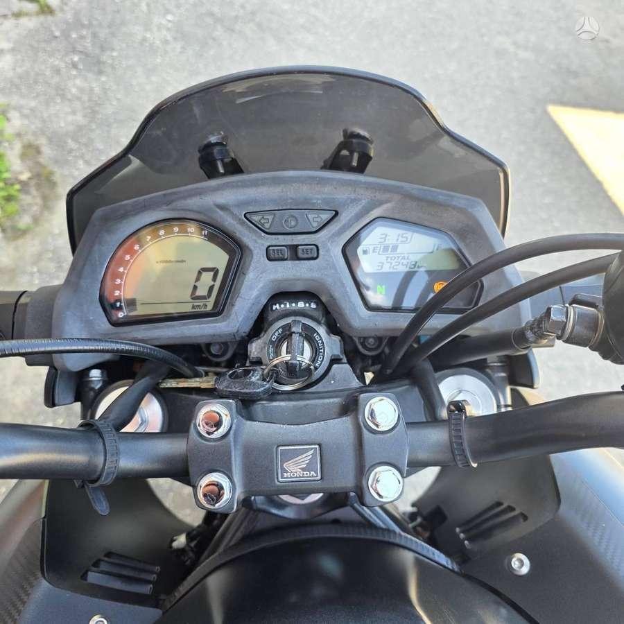 Black Honda CB 2015 in Panevezys, with an engine capacity of 0.65 L and mileage of 37 thousand km for 3200 €, photo 8 on AUTOMOTO.COM.LV
