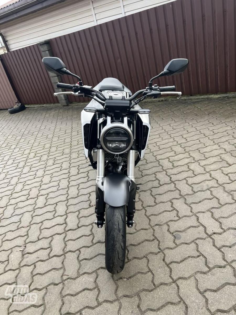 Melns Honda CB 2018 Prienai, ar dzinēja tilpumu 0.13 L un nobraukumu 17 tūkst. km par 2750 €, foto 3 vietnē AUTOMOTO.COM.LV