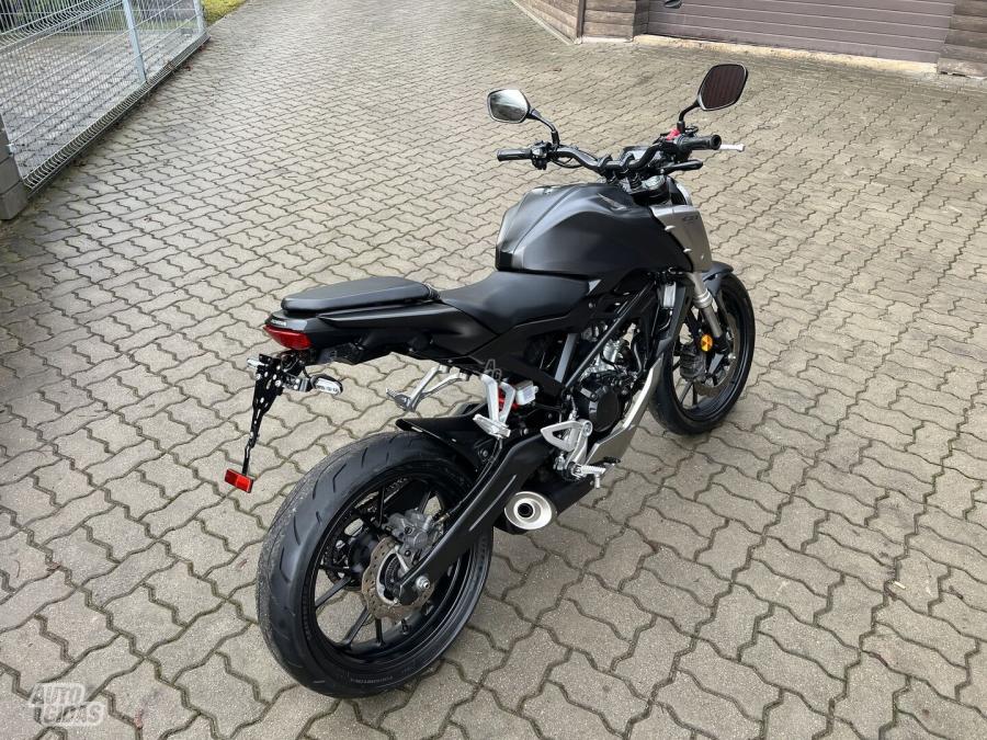 Melns Honda CB 2018 Prienai, ar dzinēja tilpumu 0.13 L un nobraukumu 17 tūkst. km par 2750 €, foto 5 vietnē AUTOMOTO.COM.LV